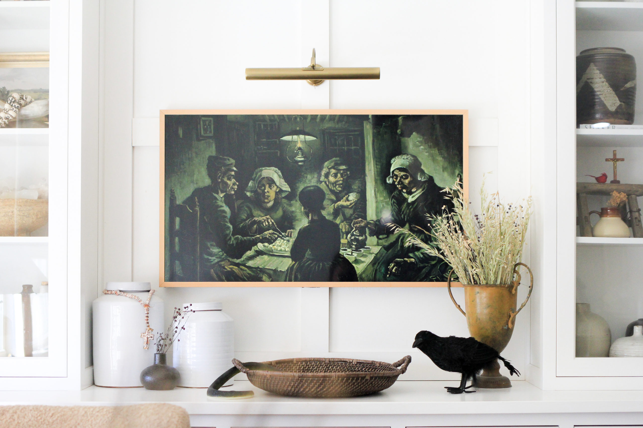 Have a look at our spooky Halloween living room tour! | Iris Nacole